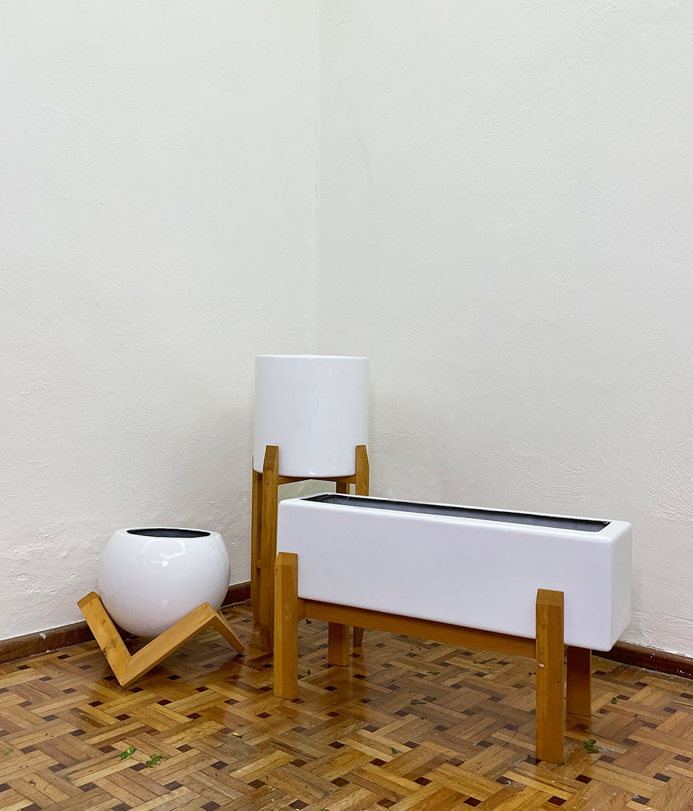 Set de macetas blancas con base de madera – PLANTITAMX